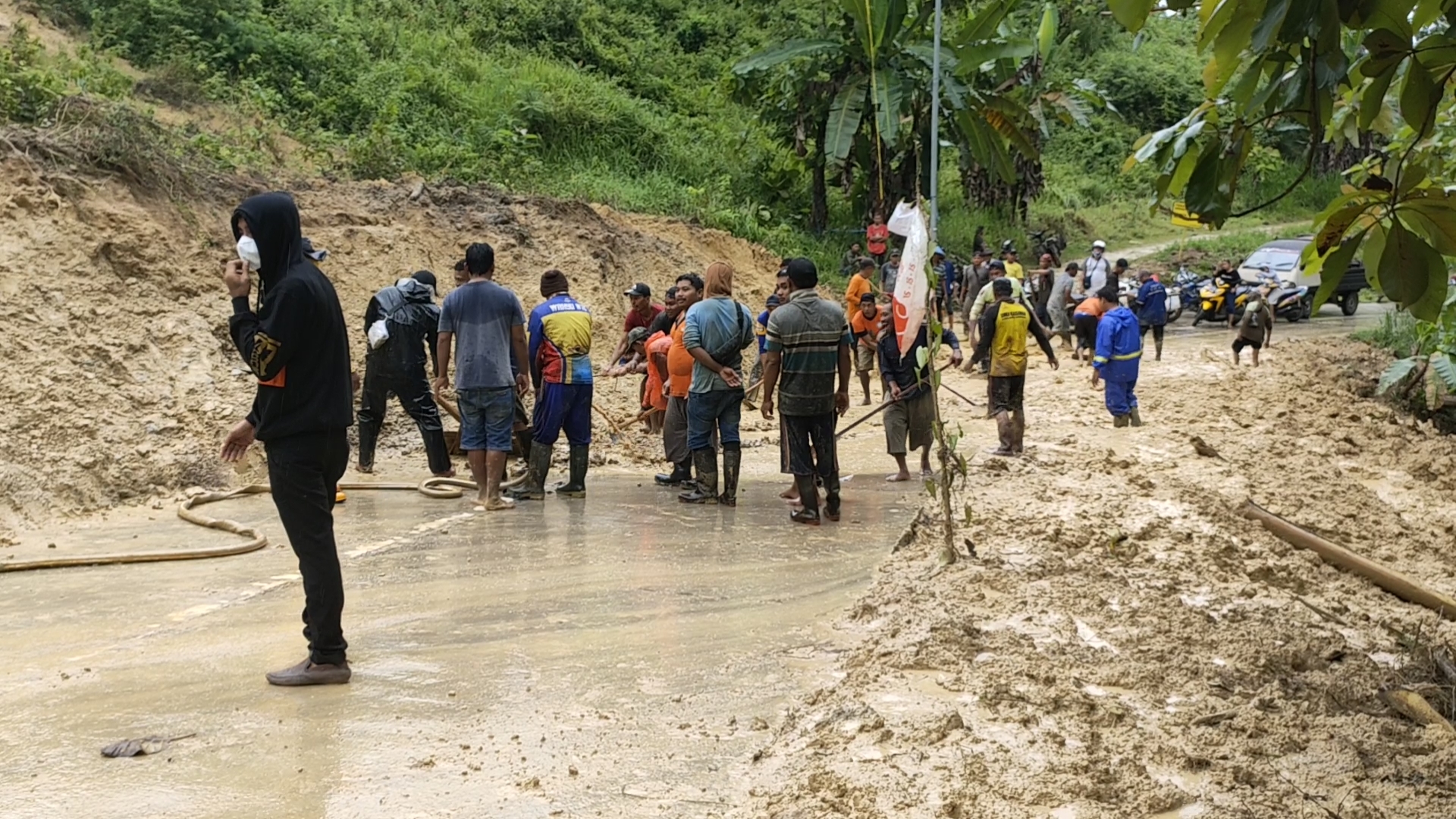Longsoran Tanah Tutup Jalan Penghubung di Kedewan Longsoran Tanah Tutup Jalan Penghubung di Kedewan
